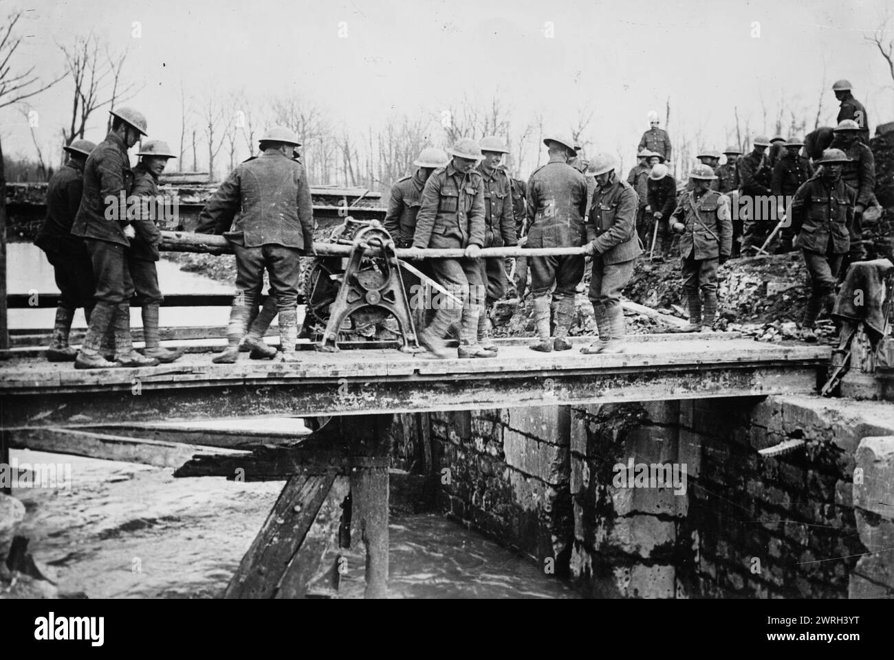 British army engineers fixing hi-res stock photography and images - Alamy