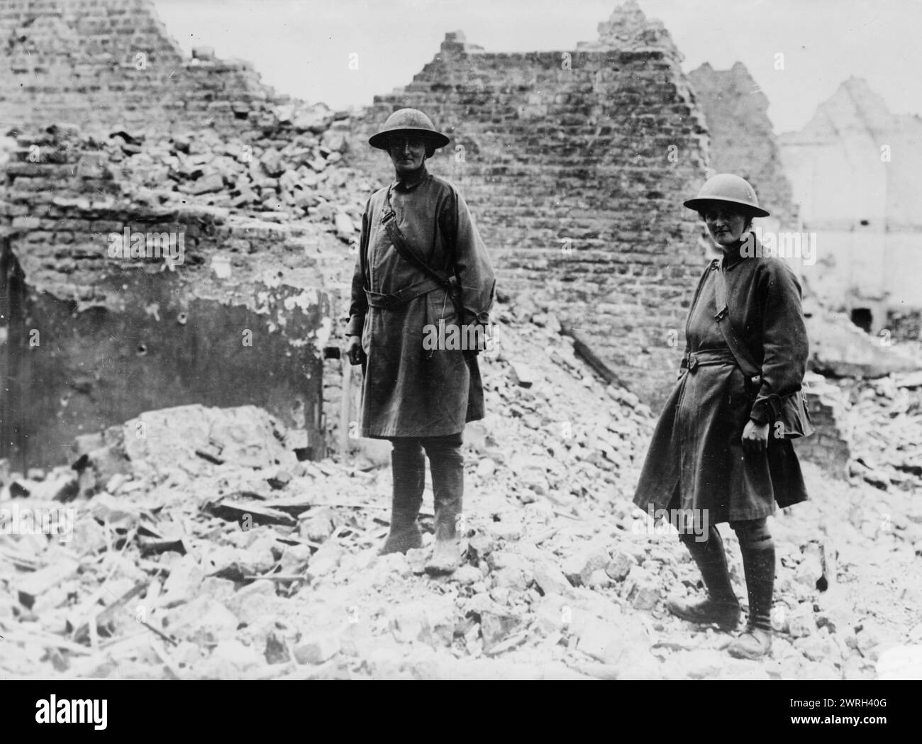 Woman world war one nurse ambulance hi-res stock photography and images ...