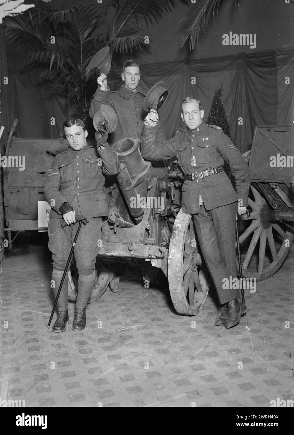 Howitzer at Hero Land, 1917. Soldiers on a howitzer artillery piece at ...