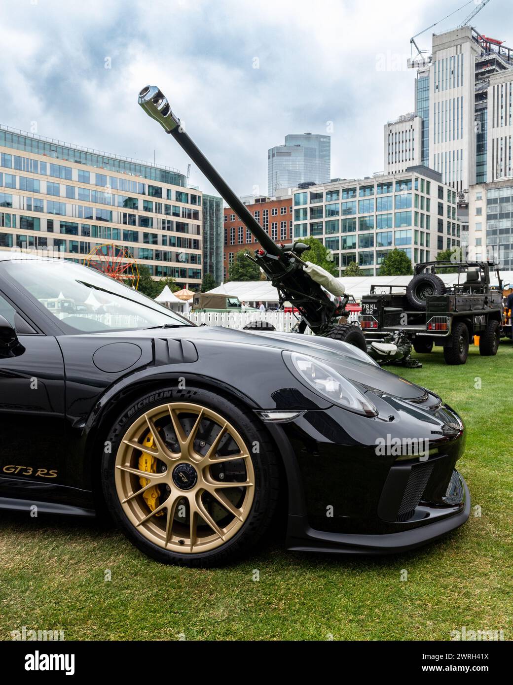 Gold porsche london hi-res stock photography and images - Alamy