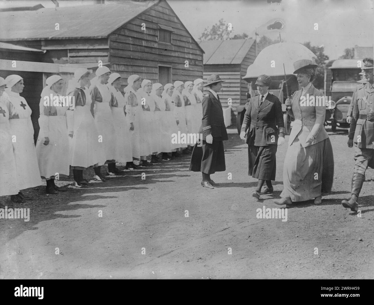 Queen Mary visits ambulance corps, 6 Jul 1917. Queen Mary of Teck ...