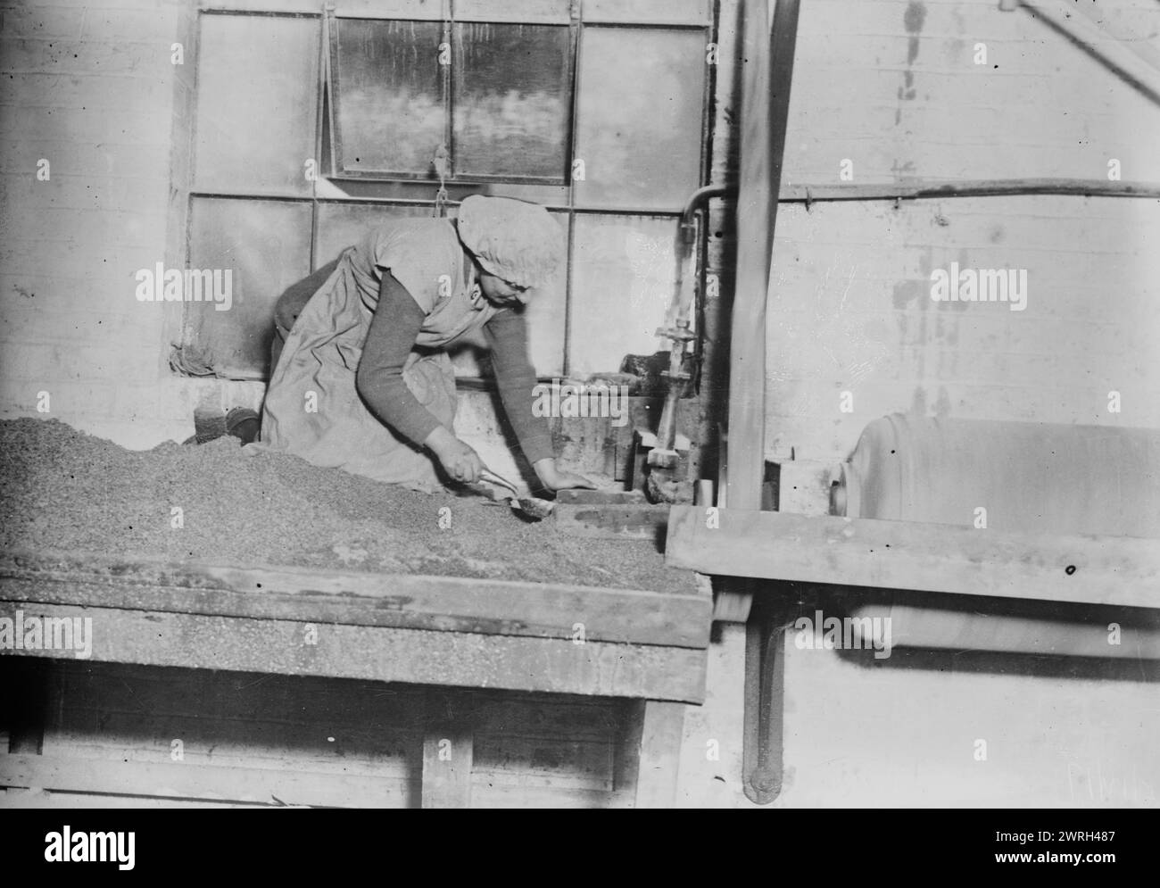 Women factory workers 1900s hi-res stock photography and images - Alamy