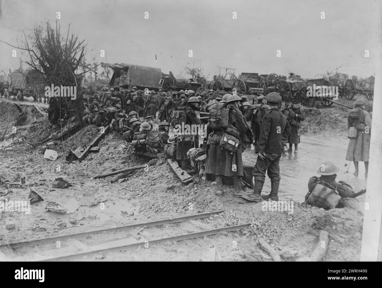 British soldiers ww1 standing Black and White Stock Photos & Images - Alamy