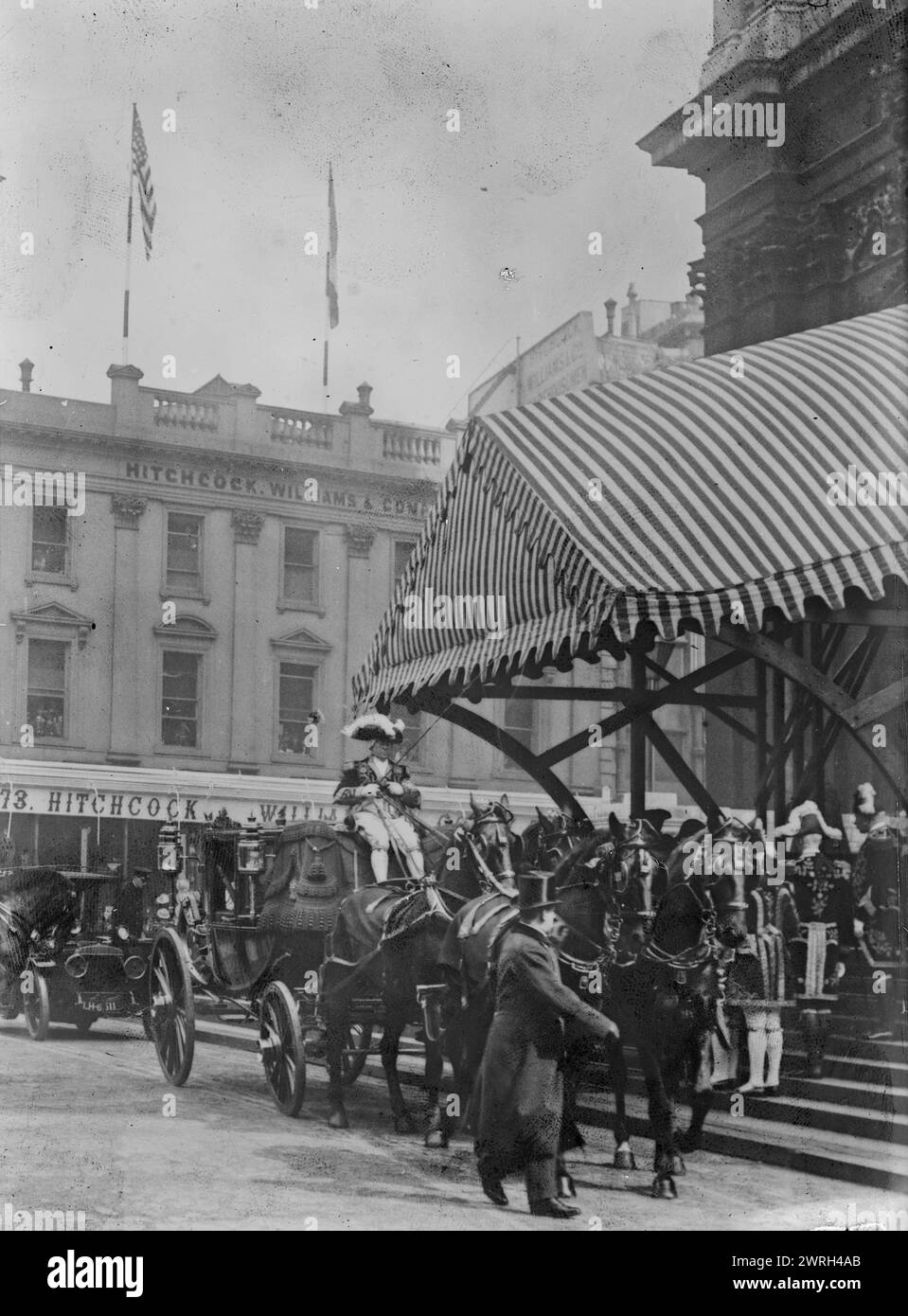 American Flag Day in London, Apr 1917. A carriage arriving at St. Paul ...