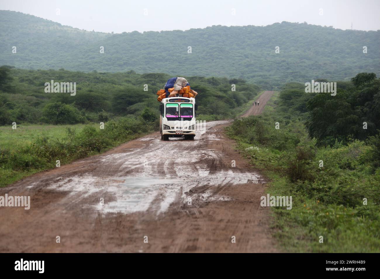 Overloaded bus hi-res stock photography and images - Alamy