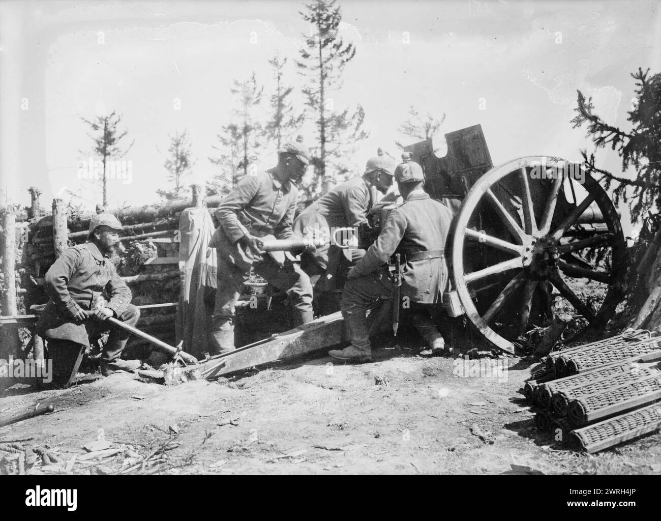 German Battery in Galicia, between 1914 and c1915. German soldiers with ...
