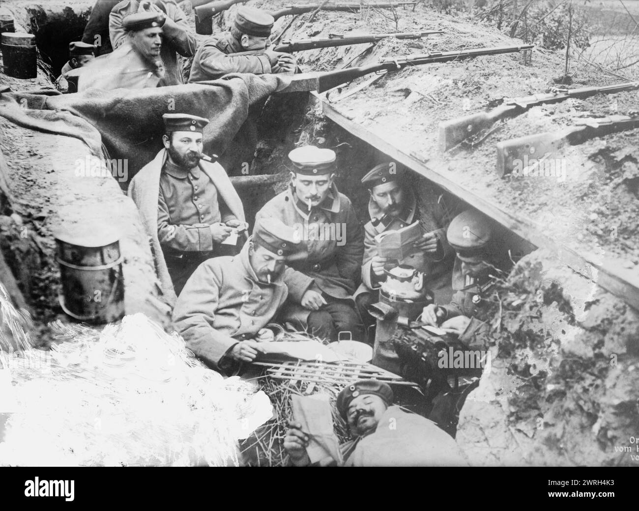 Group of people quiet moment hi-res stock photography and images - Alamy