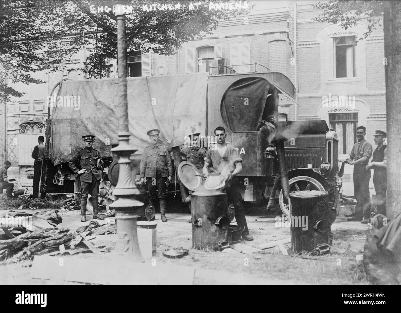 First world war soldiers cooking hi-res stock photography and images ...