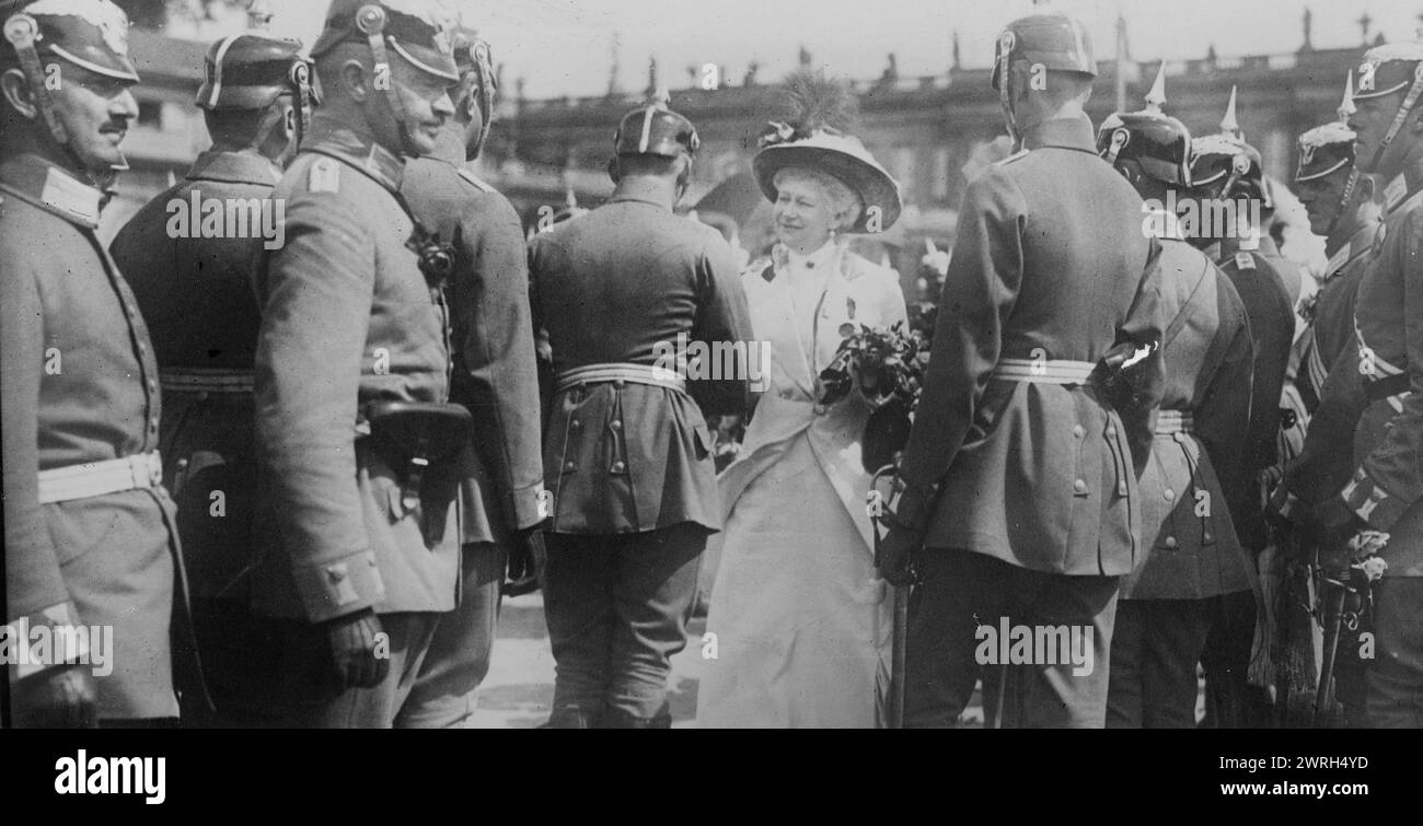 Kaiserin gives roses to departing officers, between 1914 and c1915 ...
