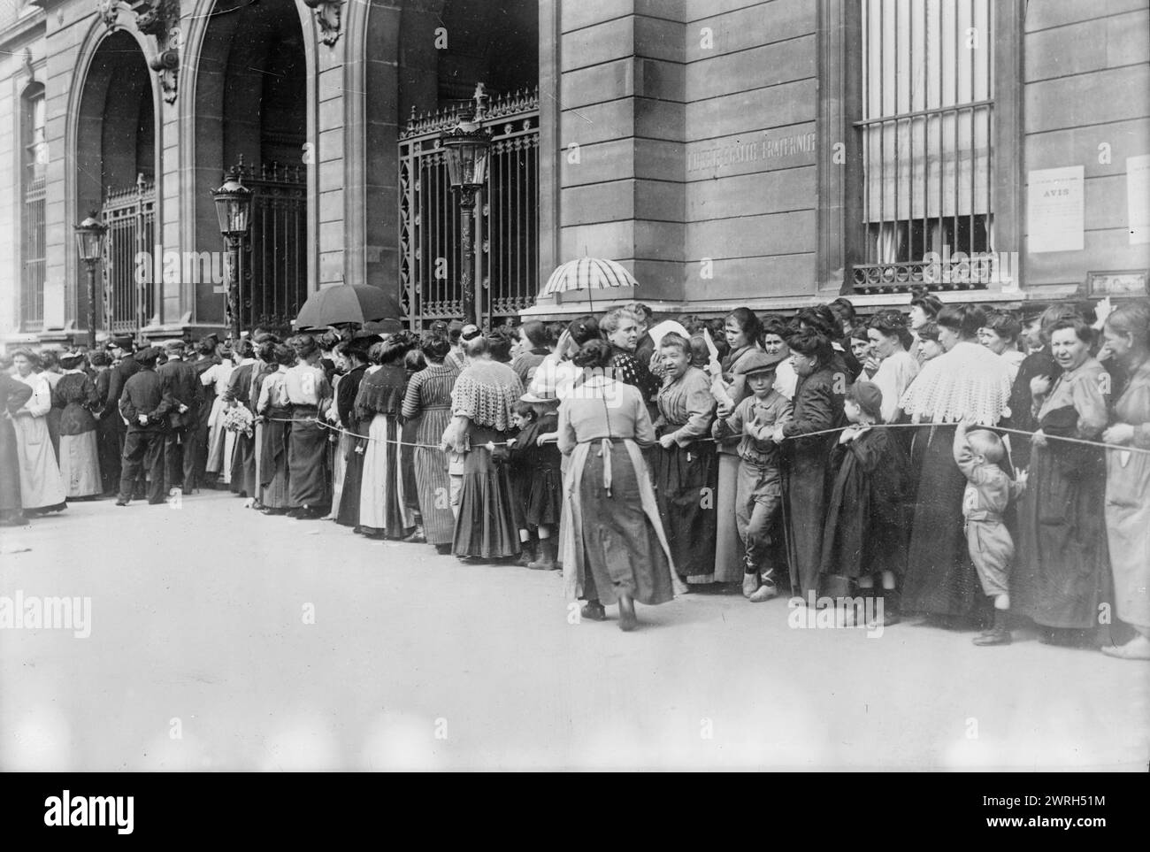 Awaiting relief, Paris, between c1914 and c1915. French people, mostly ...