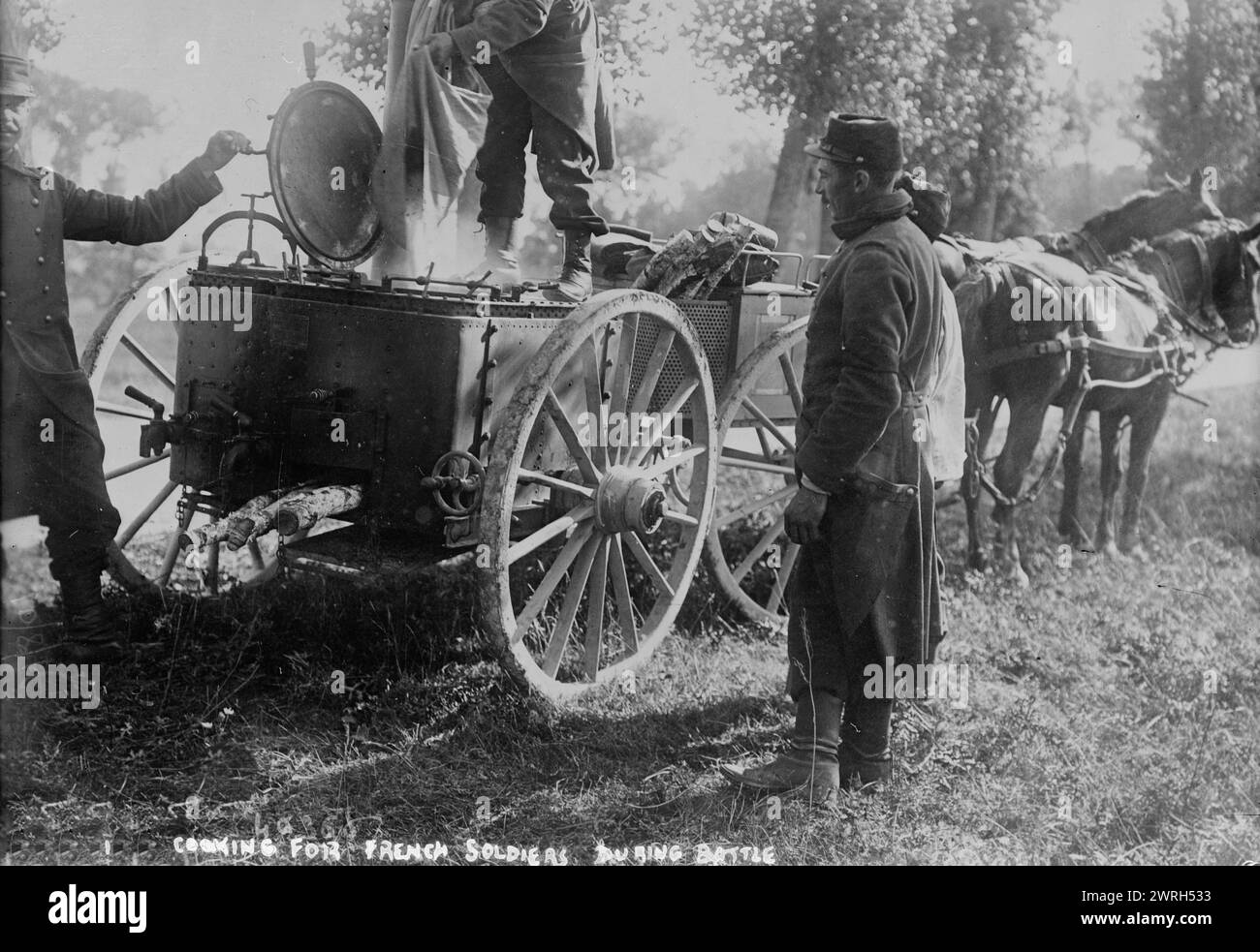 Cooking for French soldiers during battle, between c1914 and c1915. Men ...