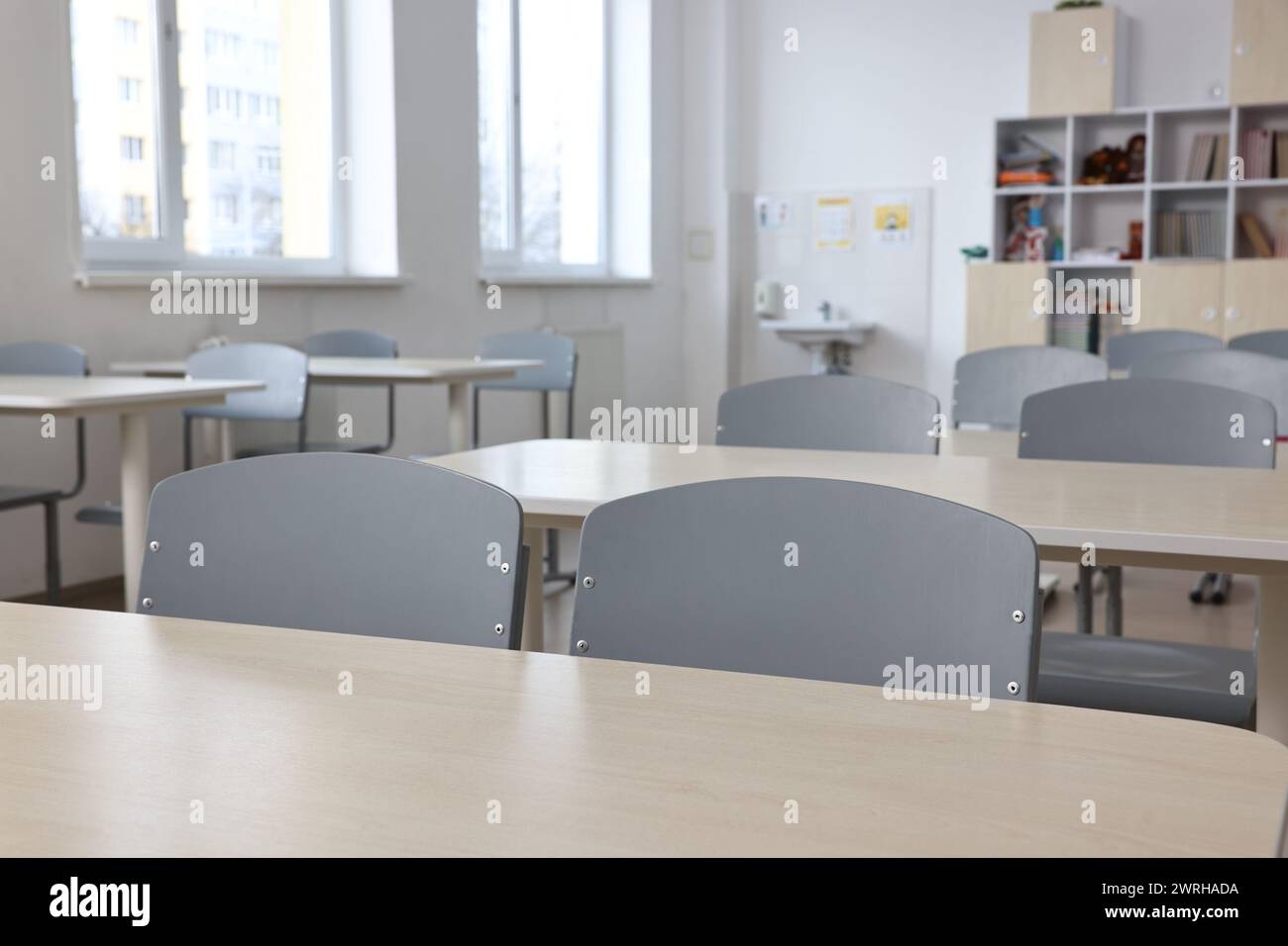 Empty school classroom with desks and chairs Stock Photo - Alamy