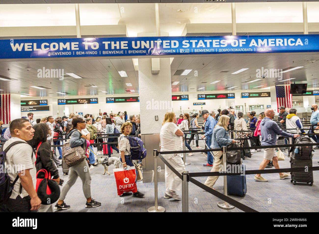 Welcome signs languages hi-res stock photography and images - Alamy