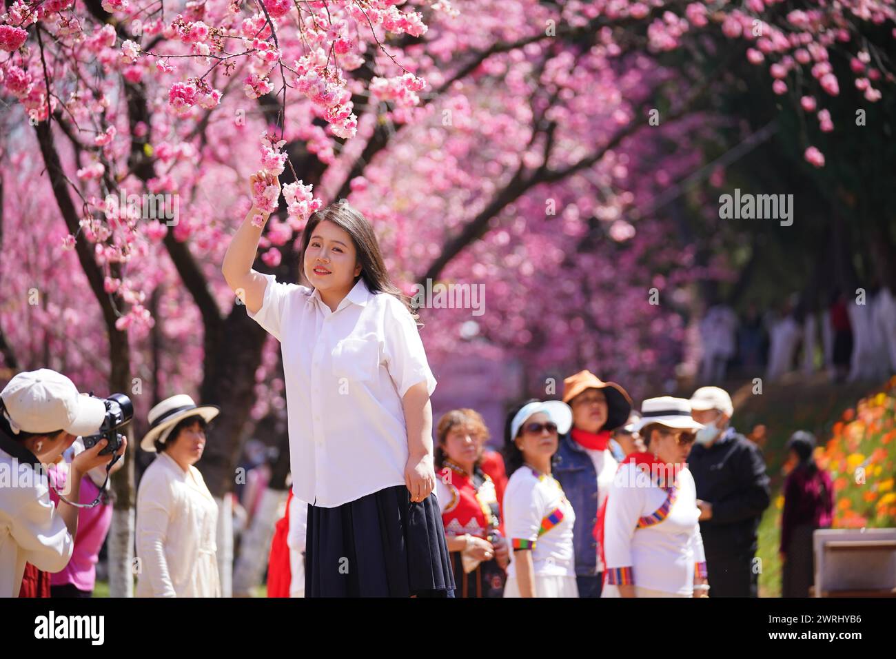**CHINESE MAINLAND, HONG KONG, MACAU AND TAIWAN OUT** Tourists admire ...