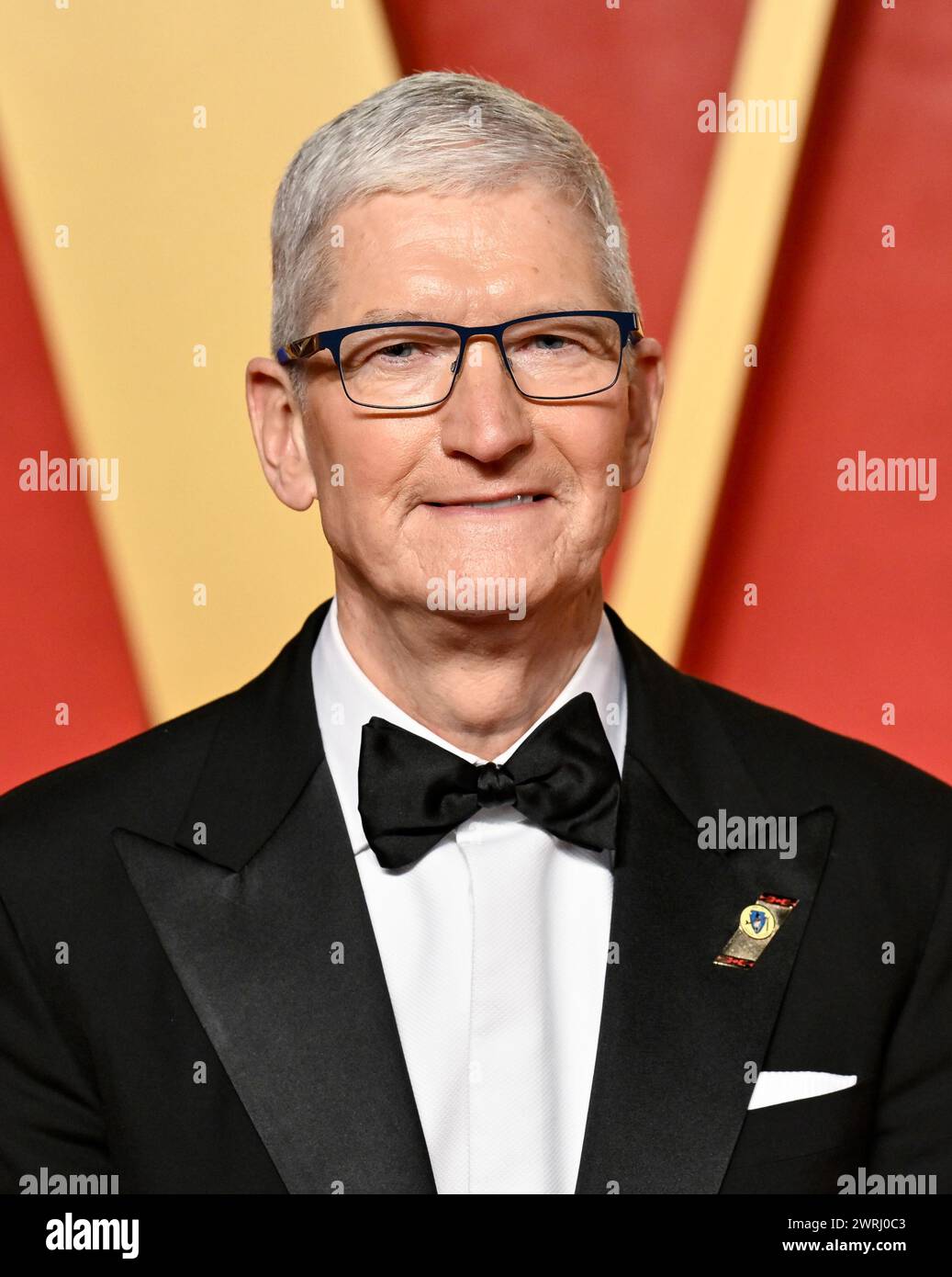 Apple CEO Tim Cook arrives at the Vanity Fair Oscar Party on Sunday ...