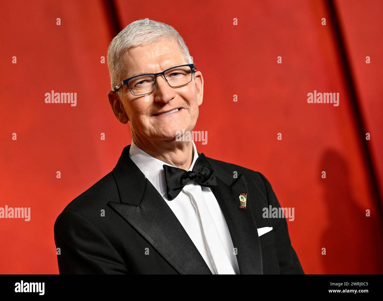 Apple CEO Tim Cook arrives at the Vanity Fair Oscar Party on Sunday ...