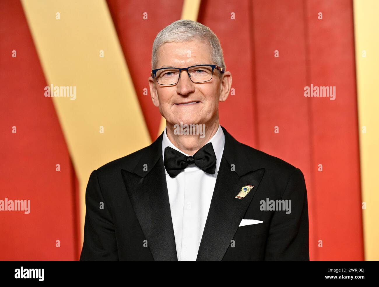 Apple CEO Tim Cook arrives at the Vanity Fair Oscar Party on Sunday ...