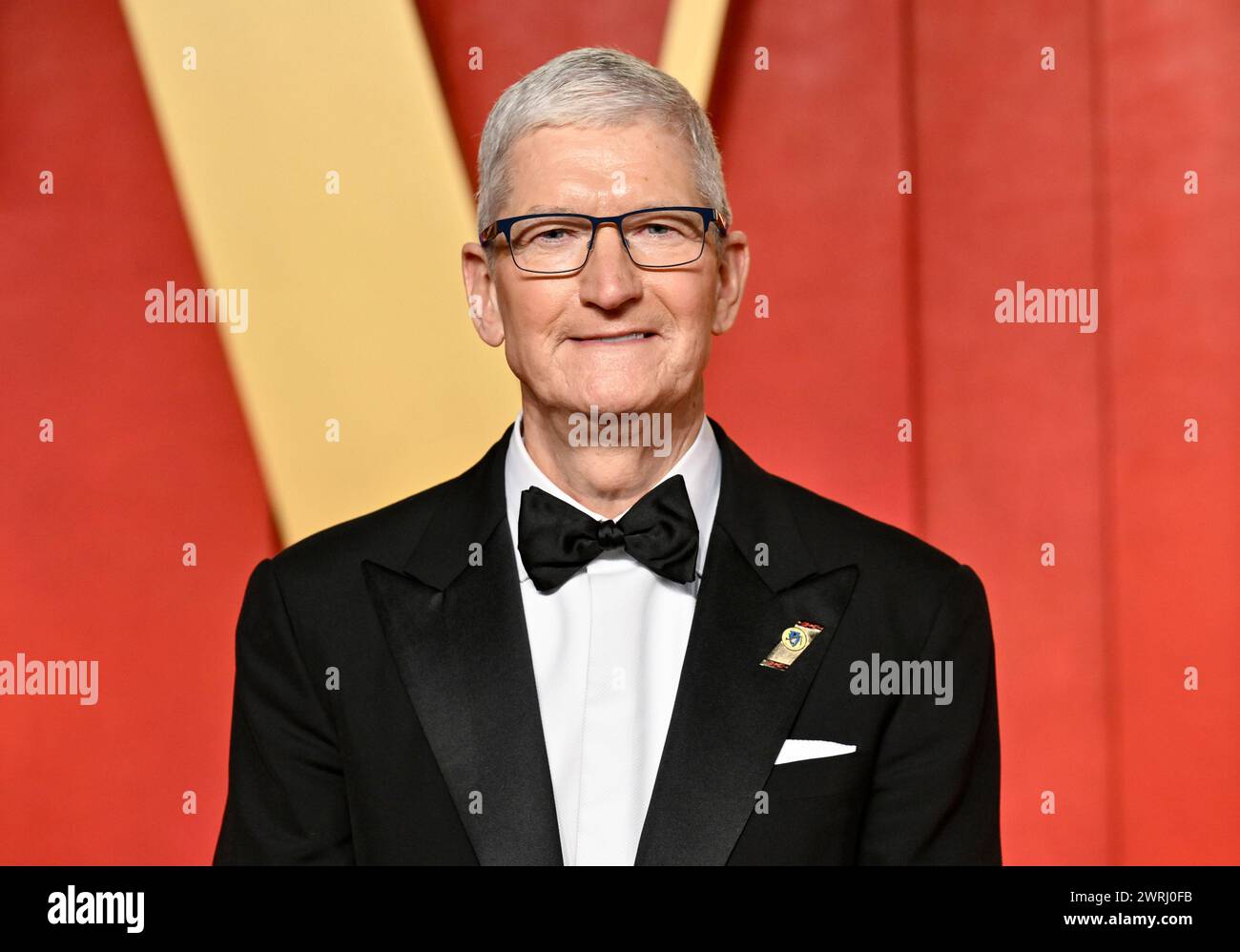 Apple CEO Tim Cook arrives at the Vanity Fair Oscar Party on Sunday ...