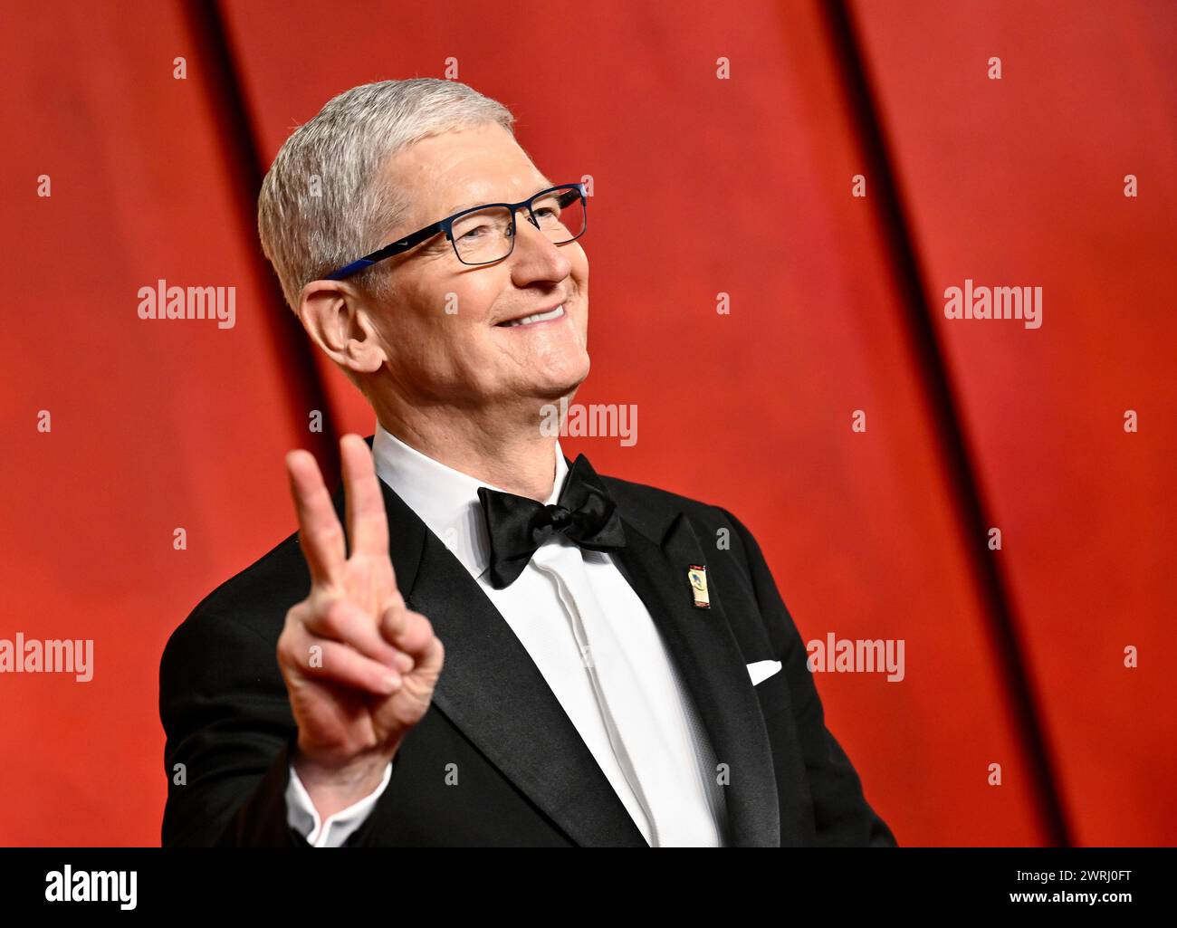 Apple CEO Tim Cook arrives at the Vanity Fair Oscar Party on Sunday ...
