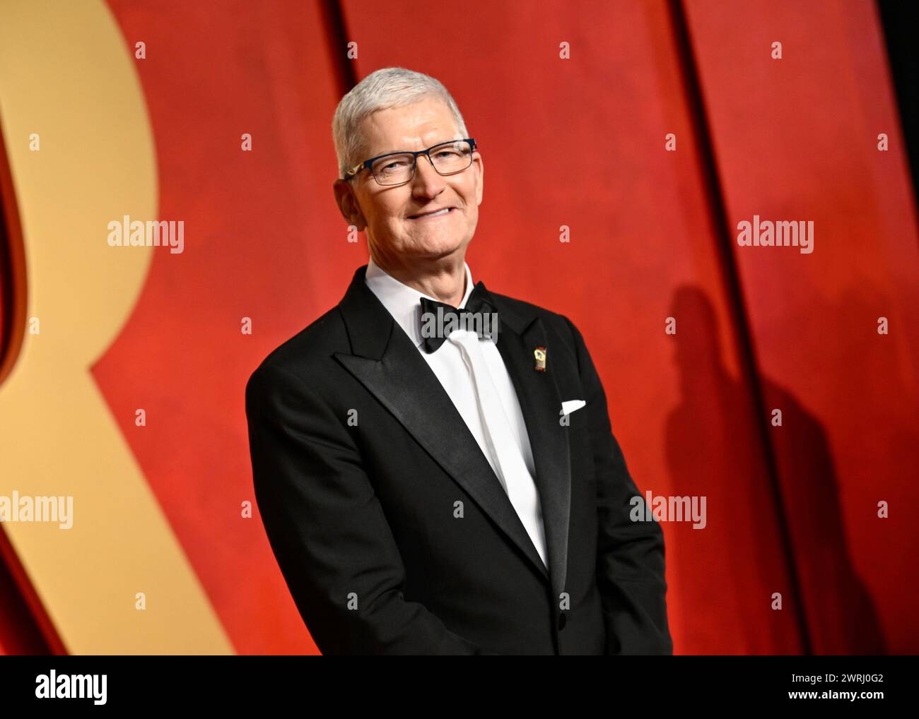 Apple CEO Tim Cook arrives at the Vanity Fair Oscar Party on Sunday ...