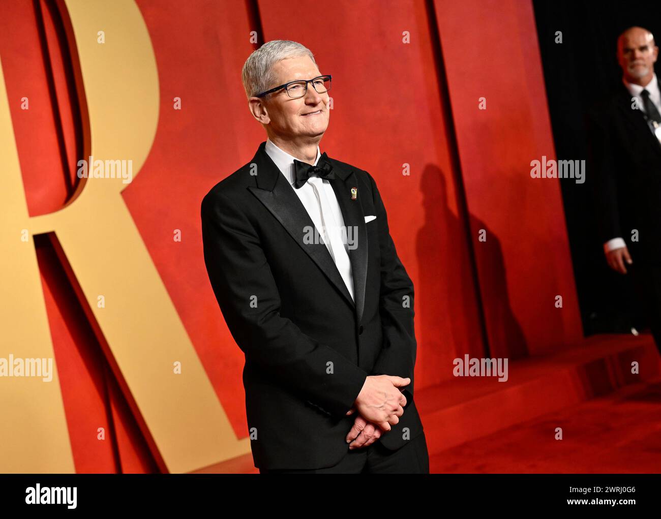 Apple CEO Tim Cook arrives at the Vanity Fair Oscar Party on Sunday ...