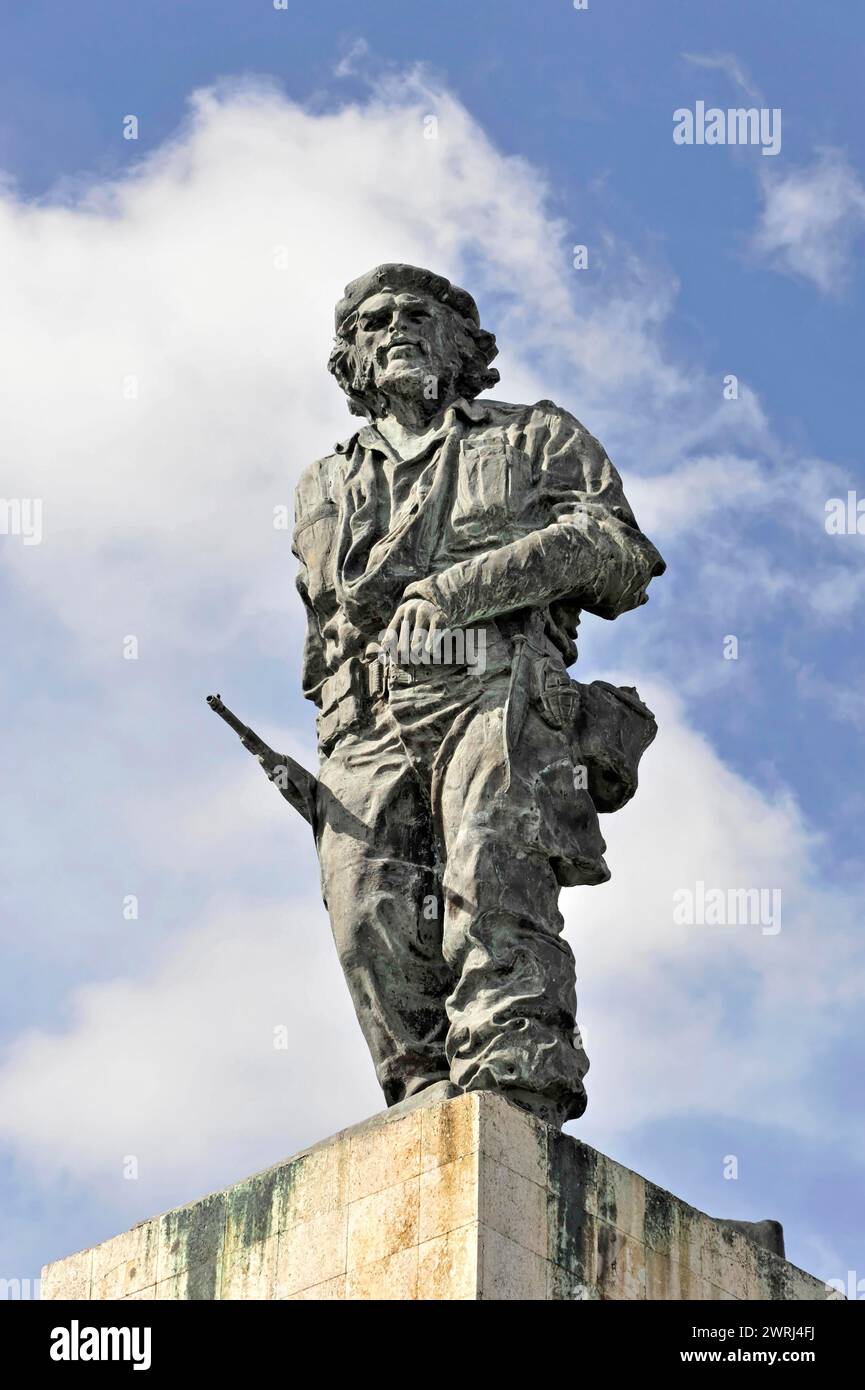 Close-up of a statue on a high pedestal (Memorial del Ernesto Che ...