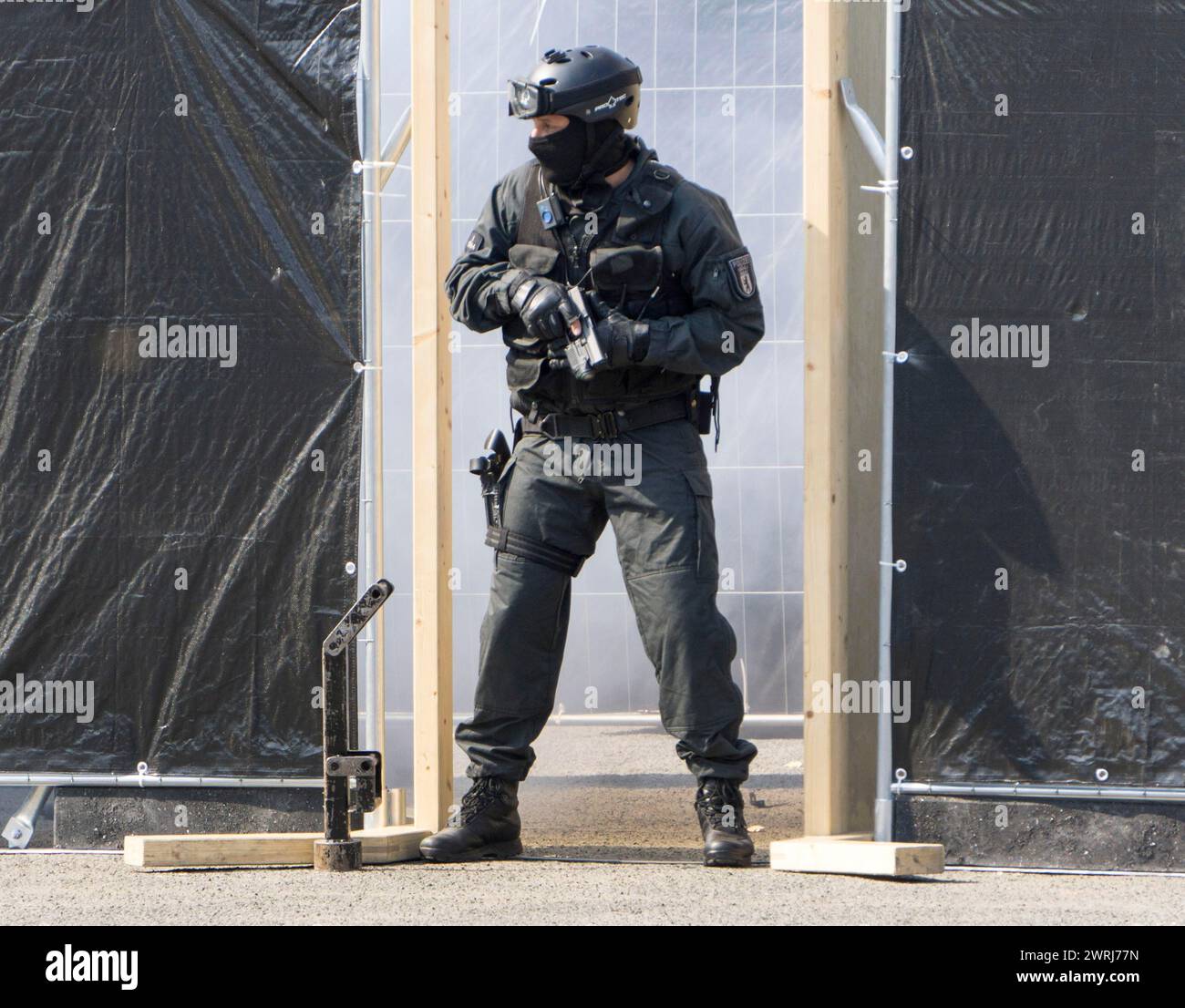 Police officers from the Berlin Special Operations Command, SEK ...