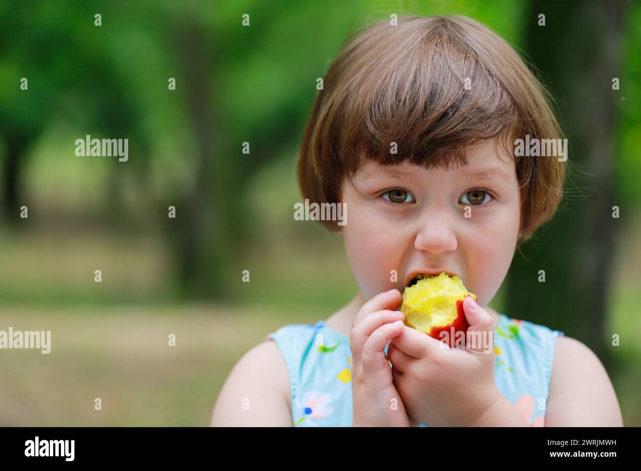 Girls dressed in green hi-res stock photography and images - Alamy
