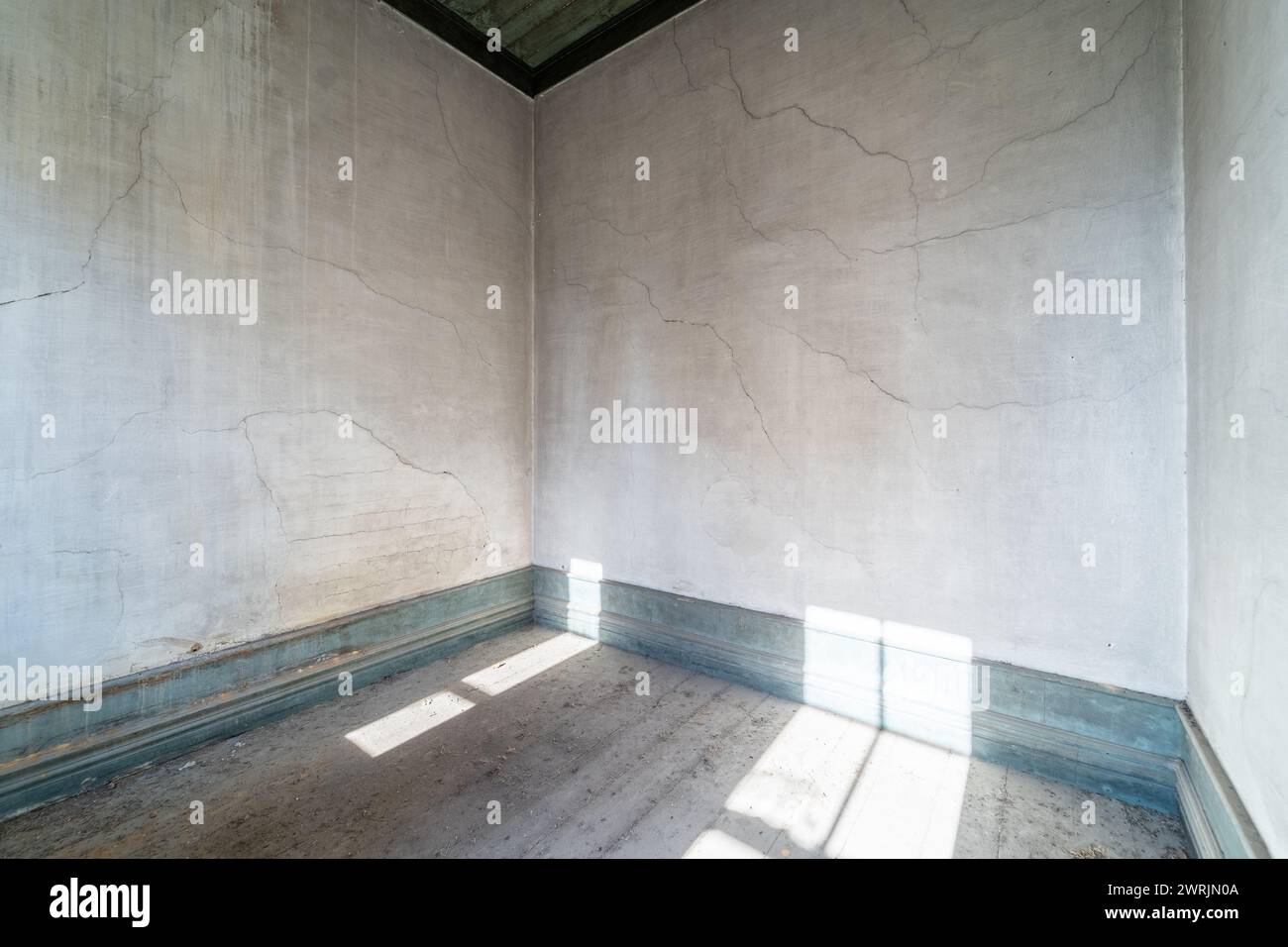 Old, grunge empty room with light from the windows from abandoned house ...