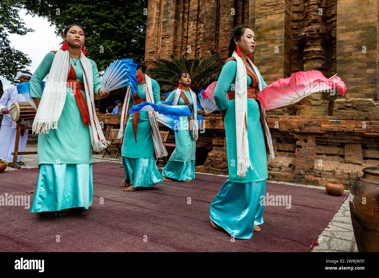 Traditional vietnamese dance hi-res stock photography and images - Alamy