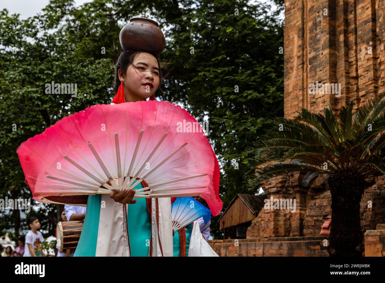 Traditional vietnamese dance hi-res stock photography and images - Alamy