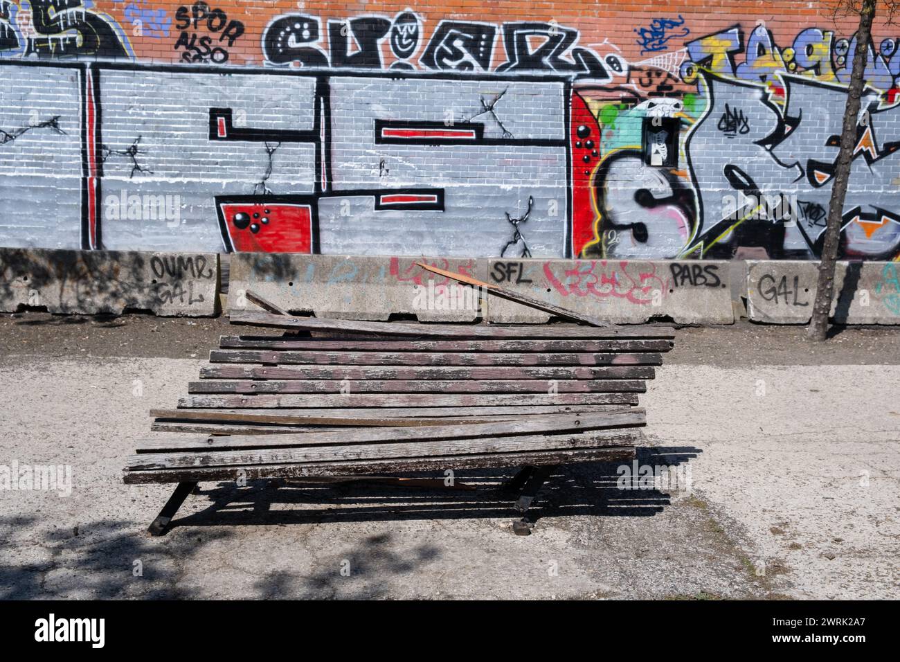 A twisted wonky bench seat on the Tejo Promenade along River Tagus (Rio ...