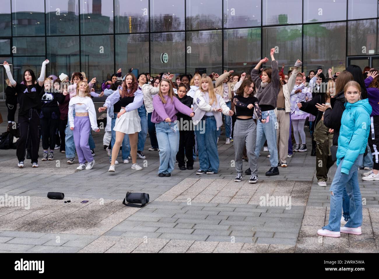 K pop dance hi-res stock photography and images - Alamy