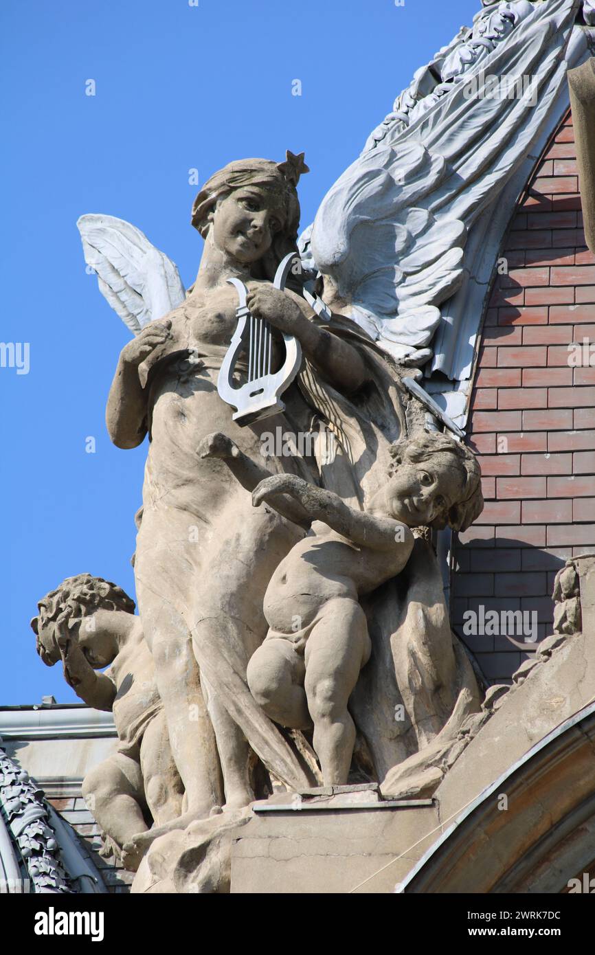 Beautiful statues hi-res stock photography and images - Alamy