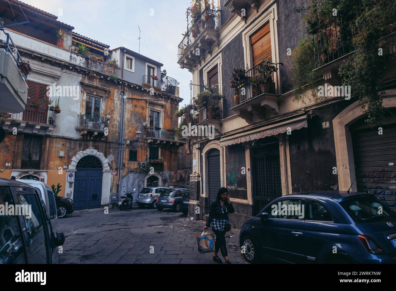 Italian tenement buildings hi-res stock photography and images - Alamy