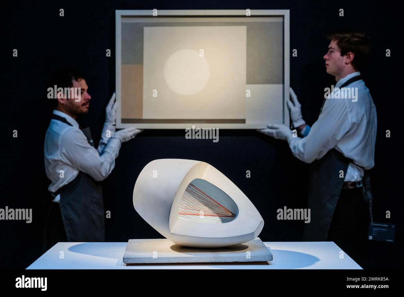 Oval form barbara hepworth hi-res stock photography and images - Alamy