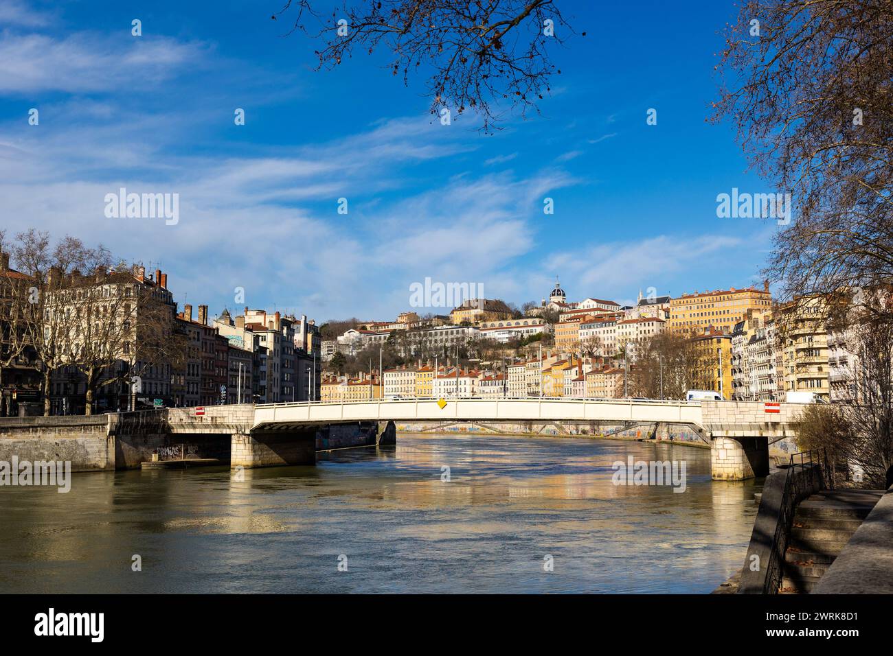 Quartier de la Croix-Rousse à Lyon depuis les quais de Saône Stock ...