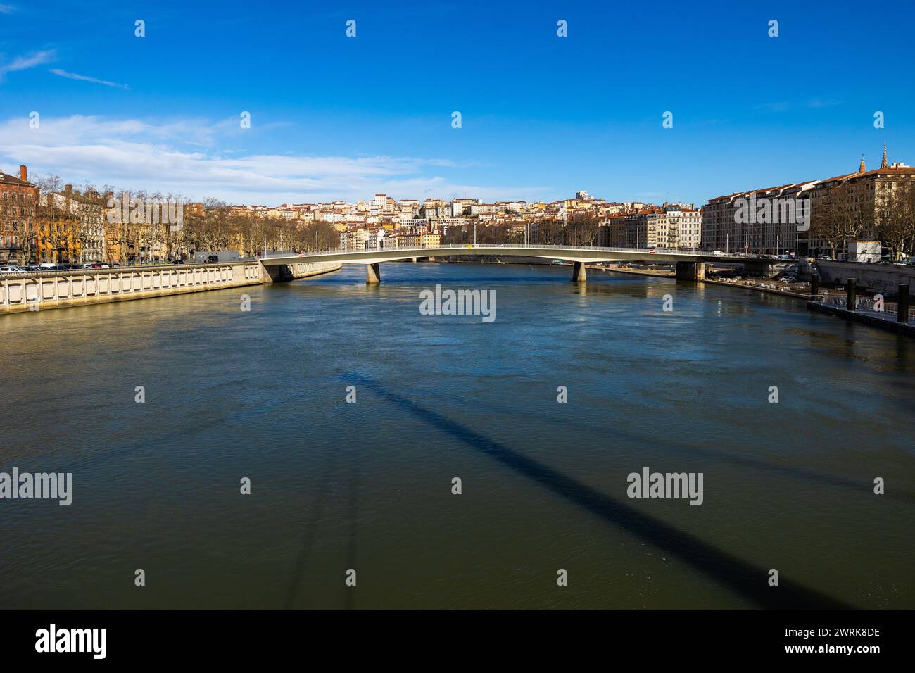 Quartier de la Croix-Rousse à Lyon depuis les quais de Saône Stock ...