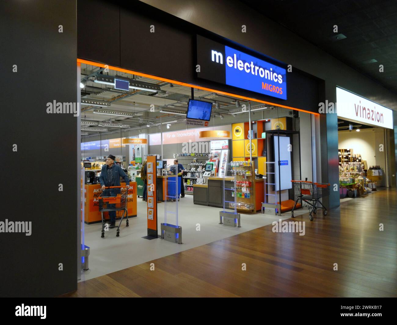 Anton Geisser 07.03.2024 Luzern Schweiz Bild : M Electronics Migros Ladenkette Filiale Logo ...