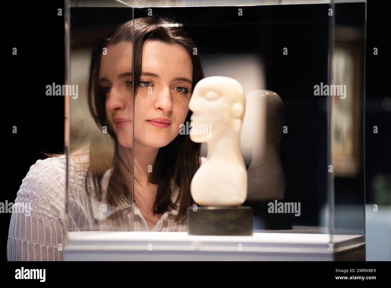 Henry moore head hi-res stock photography and images - Alamy