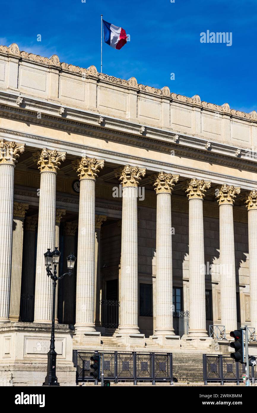 Façade côté Saône, toute en colonnade, du Palais de Justice historique ...