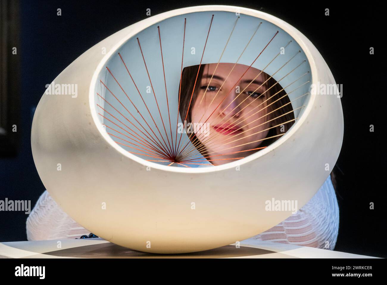 Oval form barbara hepworth hi-res stock photography and images - Alamy
