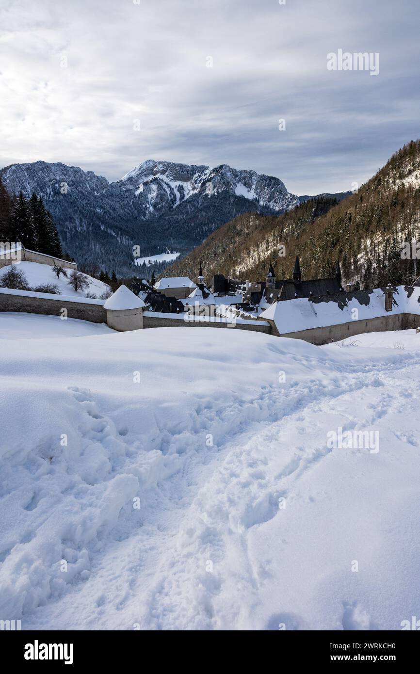 Monastère de la Grande Chartreuse sous la neige, au cœur des montagnes ...