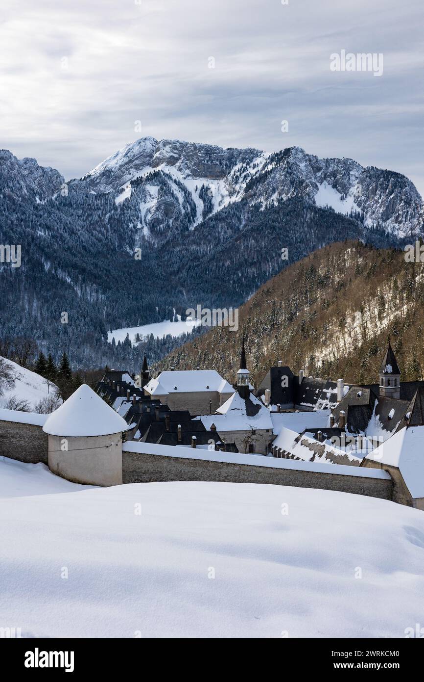 Monastère de la Grande Chartreuse sous la neige, au cœur des montagnes ...
