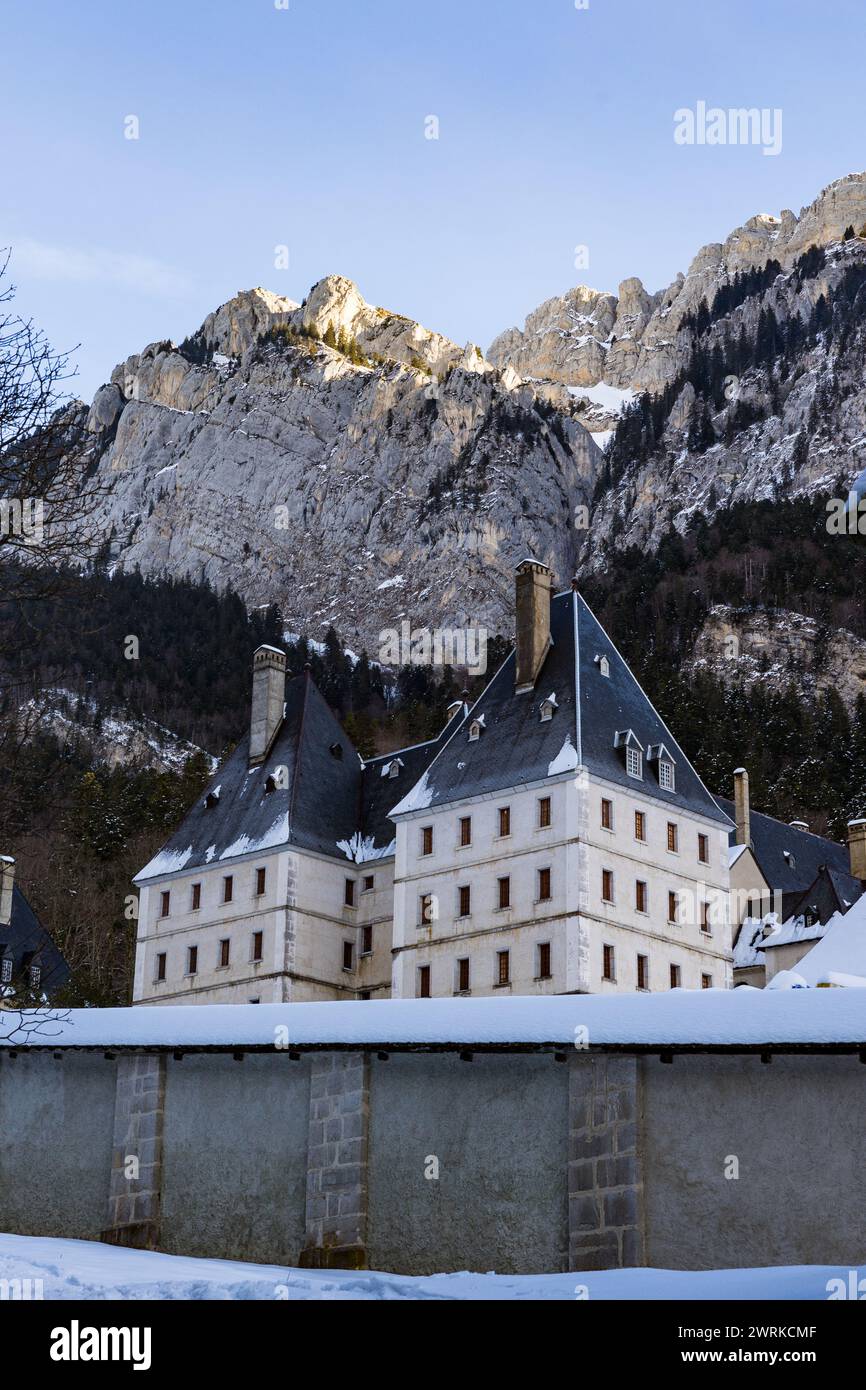 Monastère de la Grande Chartreuse sous la neige, au pied des montagnes ...