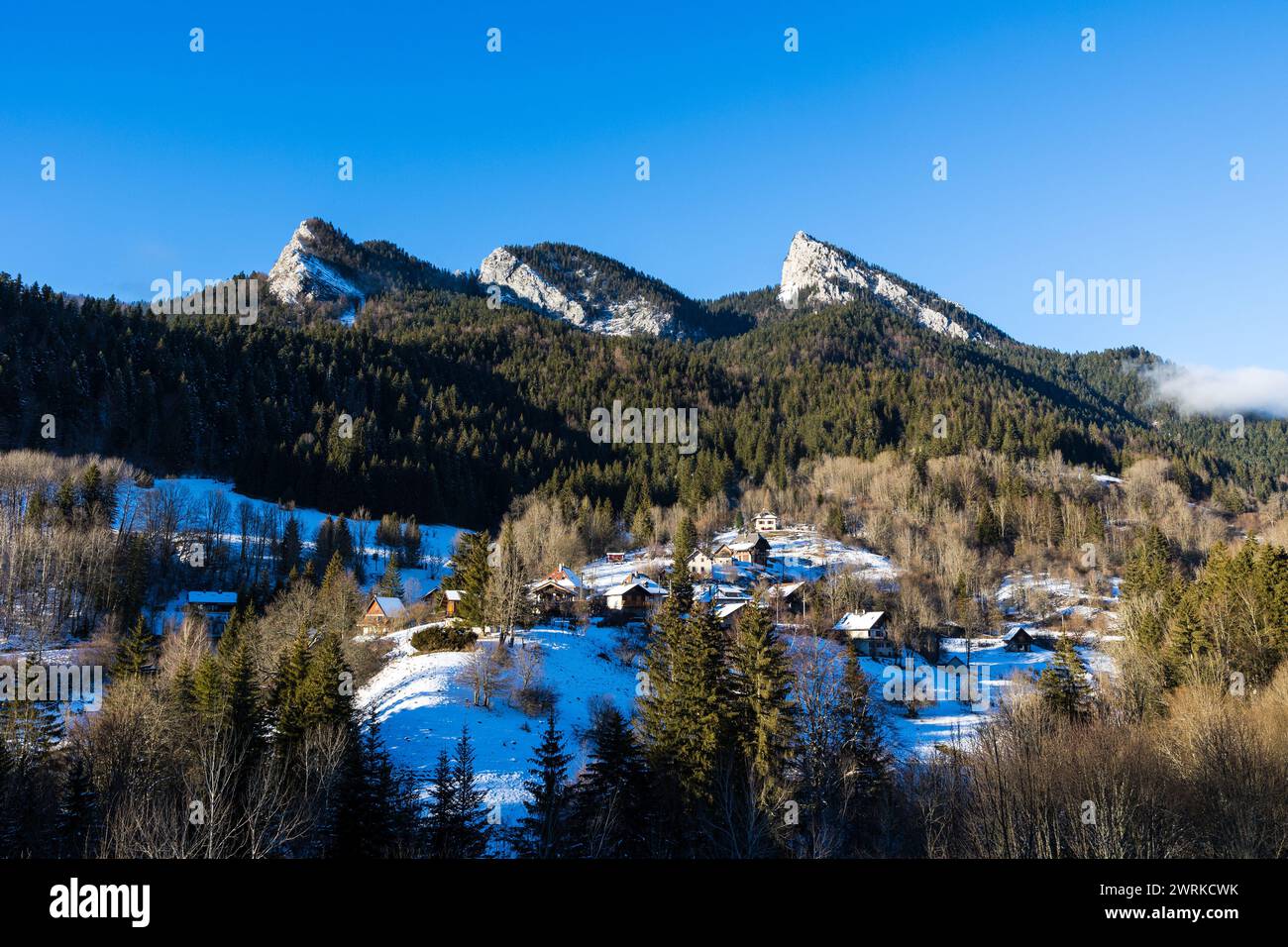 Hameau de la Patassière, au pied du sommet du Grand Som en hiver depuis ...
