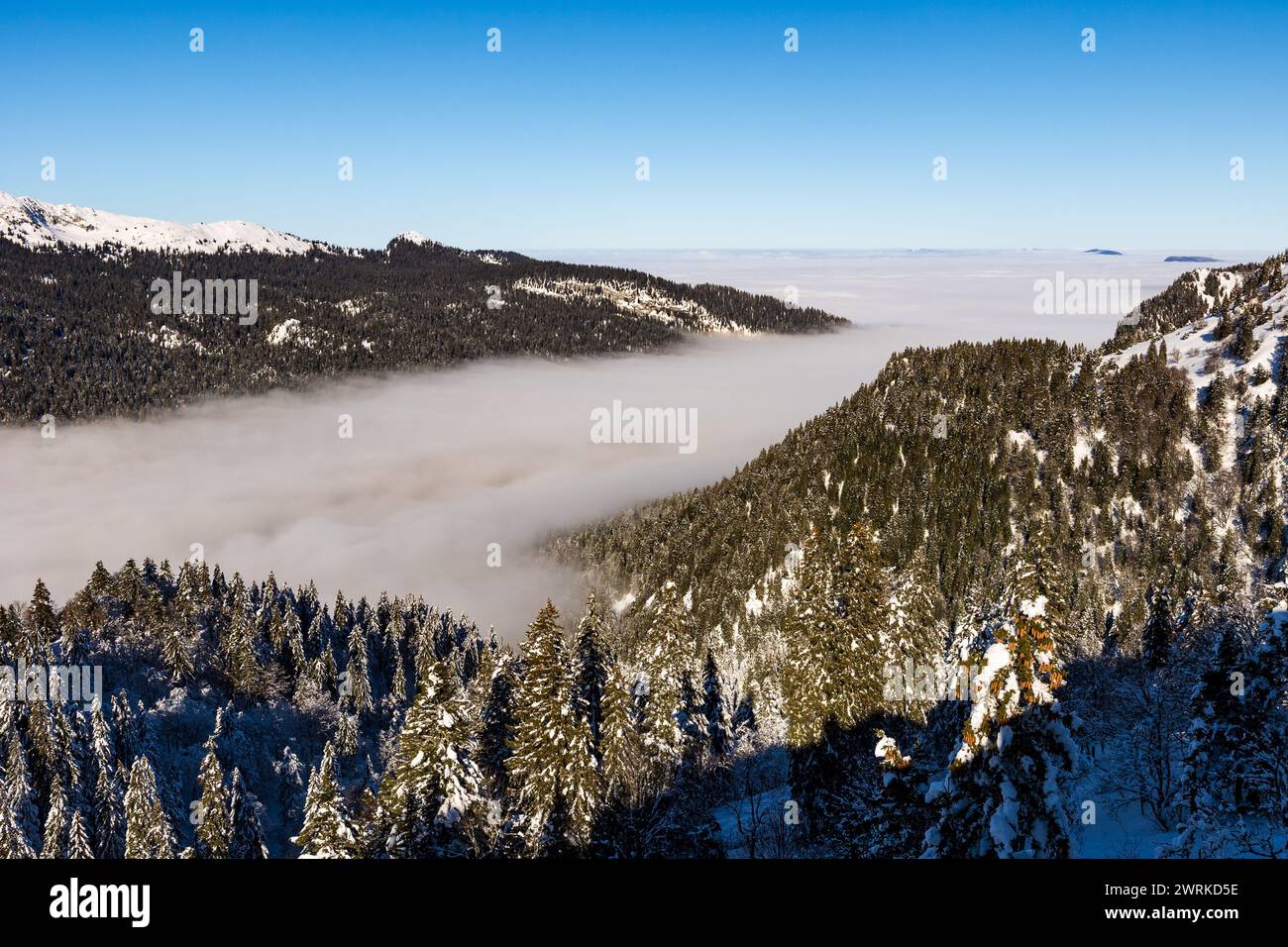 Mer de nuages sur le Massif de la Chartreuse depuis le sommet enneigé ...