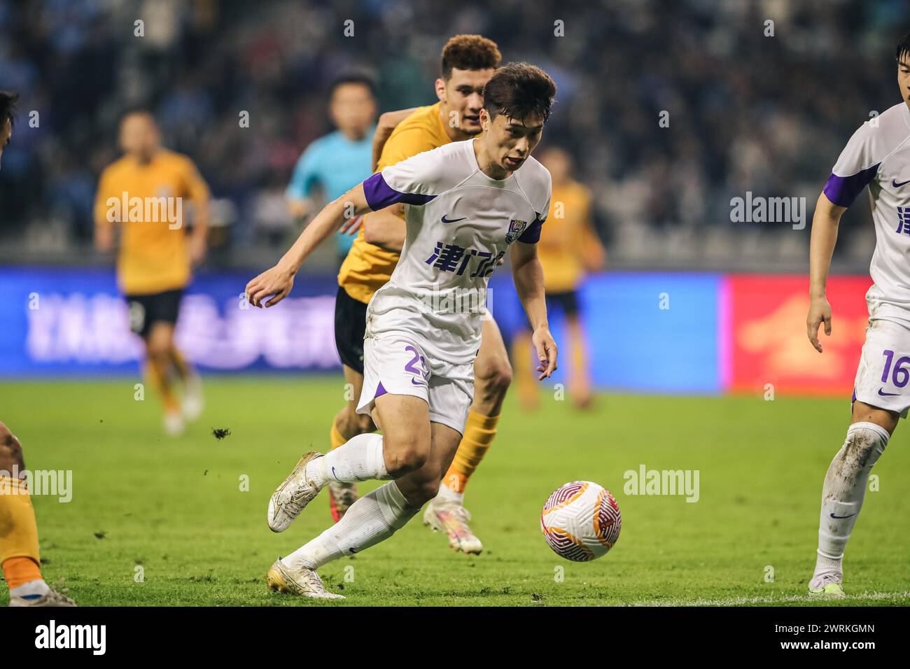 Tianjin Jinmen Tiger Football Club defeated Shenzhen Peng City Football ...