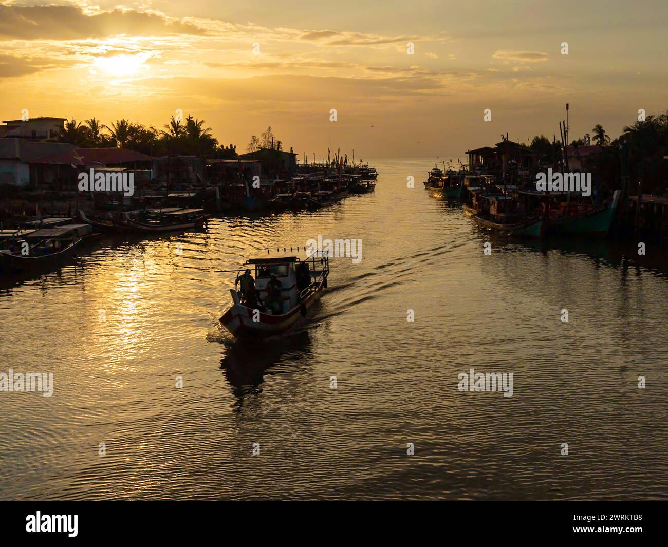 Back stream boat hi-res stock photography and images - Alamy