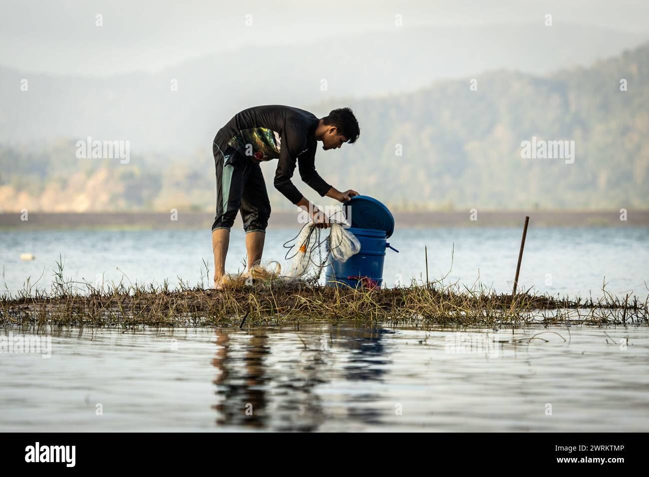 Live fish catching hi-res stock photography and images - Alamy